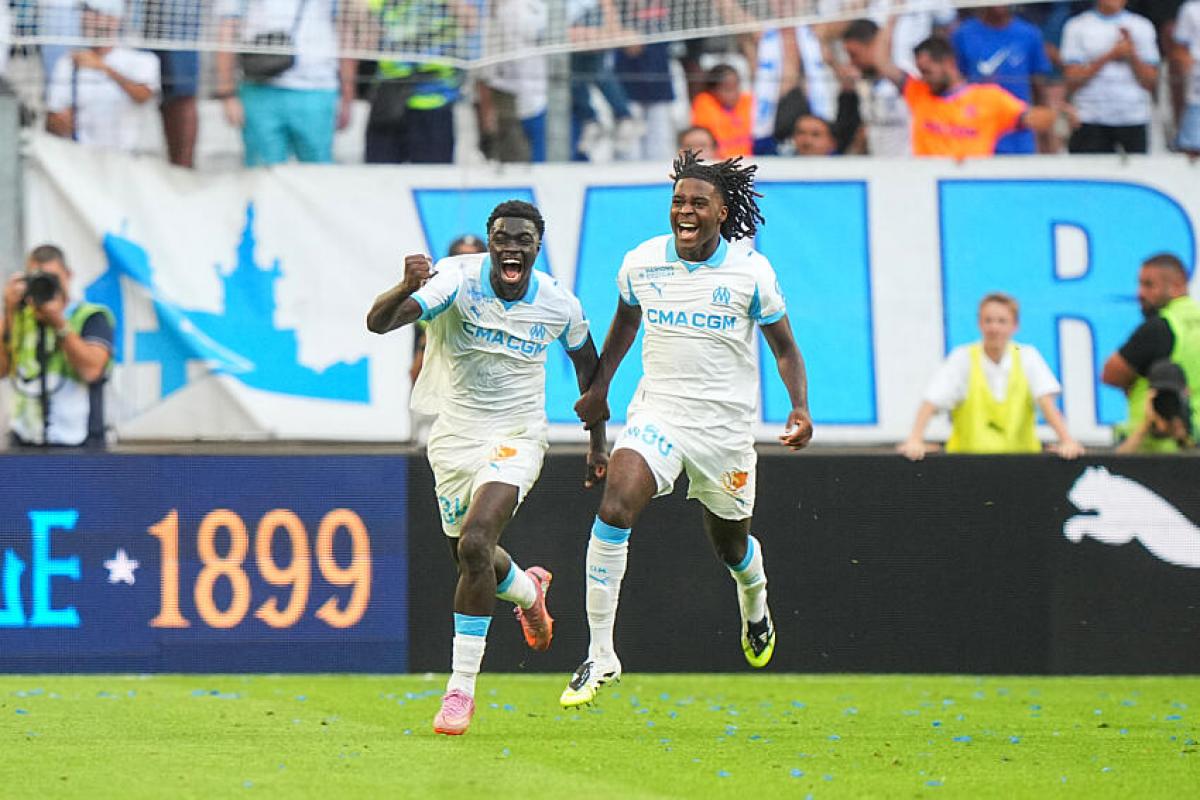 OM - Robinio Vaz célèbre Roberto De Zerbi après son doublé contre ...